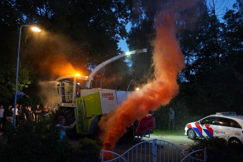 Protest boeren loopt uit de hand bij woning stikstofminister van de Wal ...