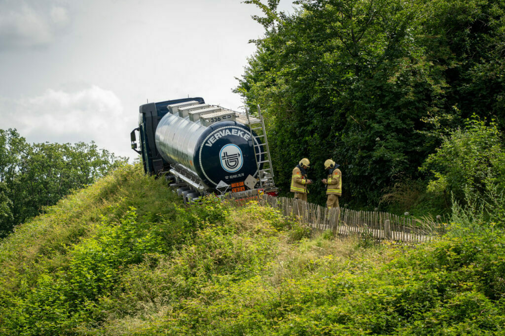 Vrachtwagen met bijtende stof dreigt te kantelen in Zeddam - 112 Nederland