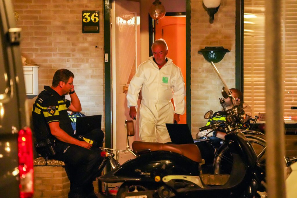 Dode vrouw aangetroffen in woning, Politie doet onderzoek - 112 Nederland