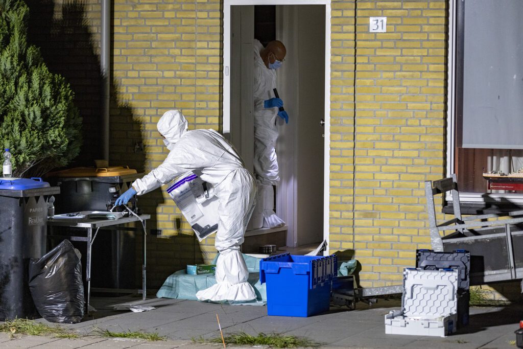 UPDATE: Wapens en dode vrouw aangetroffen bij inval arrestatieteam - 112 Nederland