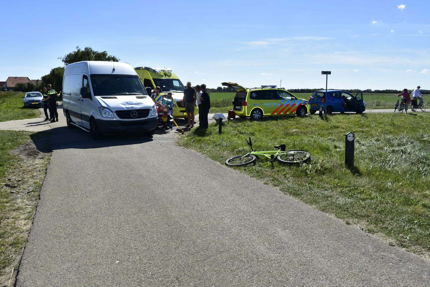 Deuk in motorkap bestelbus na aanrijding met wielrenner - 112 Nederland