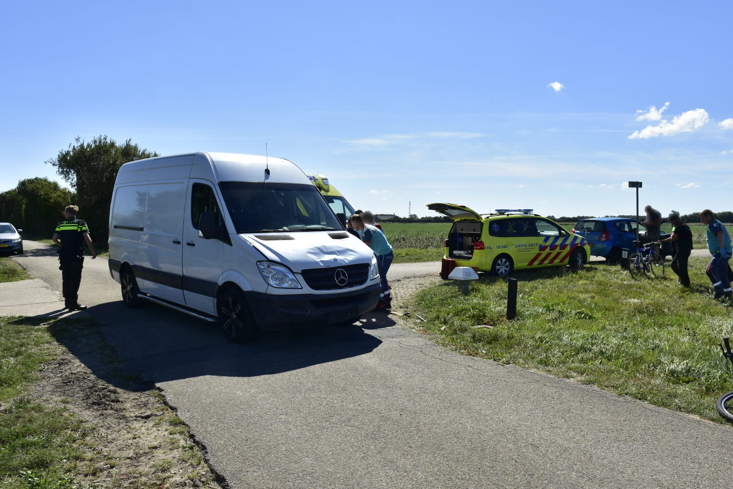 Deuk in motorkap bestelbus na aanrijding met wielrenner - 112 Nederland