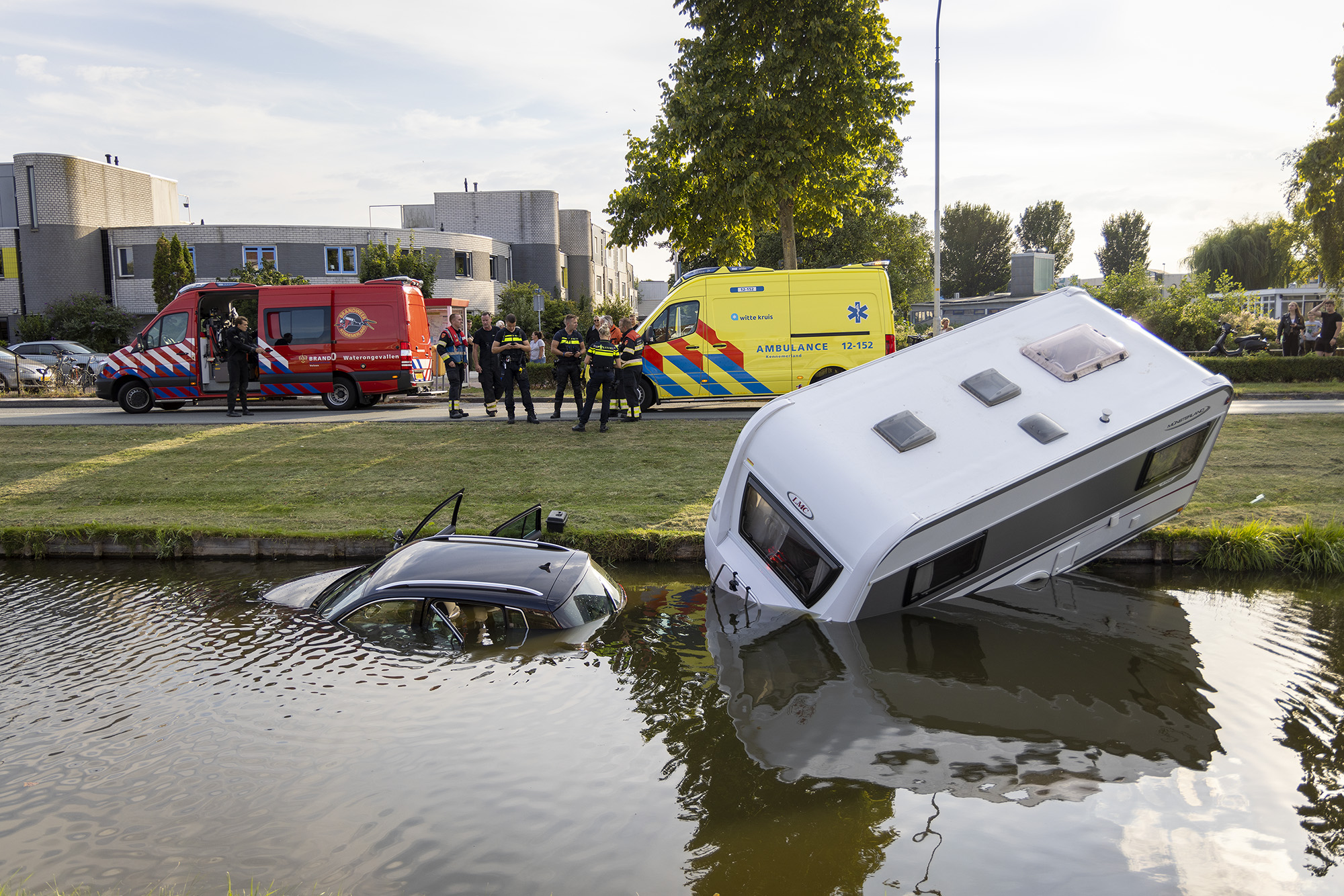 Auto met caravan belandt in het water - 112 Nederland