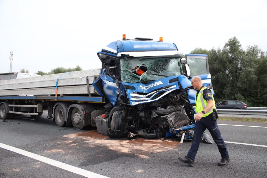 Chauffeur uit cabine geslingerd bij ernstig ongeluk A15 - 112 Nederland