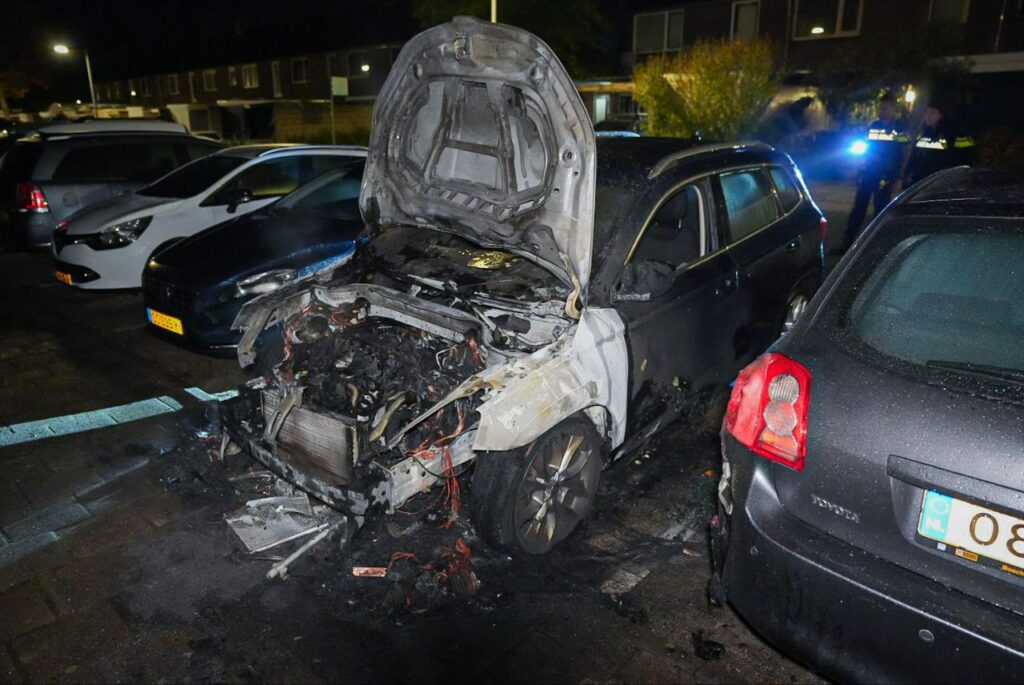 Weer autobranden in Arnhem, vermoedelijk pyromaan actief - 112 Nederland