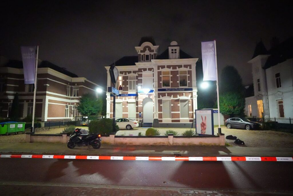 Plofkraak op juwelier, daders overlopen door politie - 112 Nederland