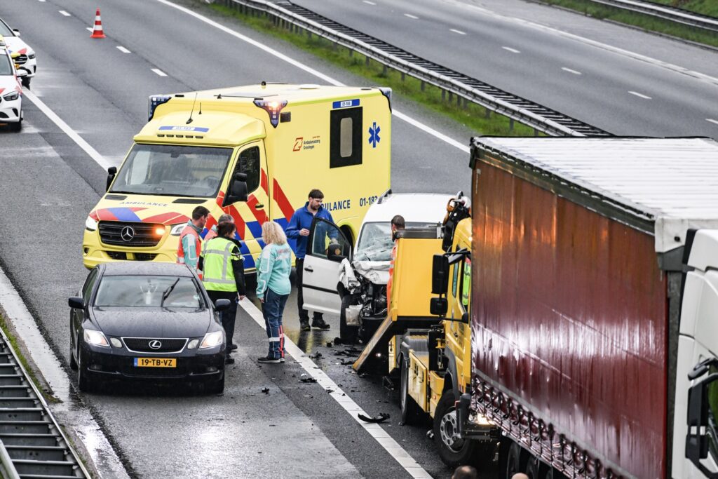 Twee gewonden na forse crash met vrachtwagen op snelweg - 112 Nederland