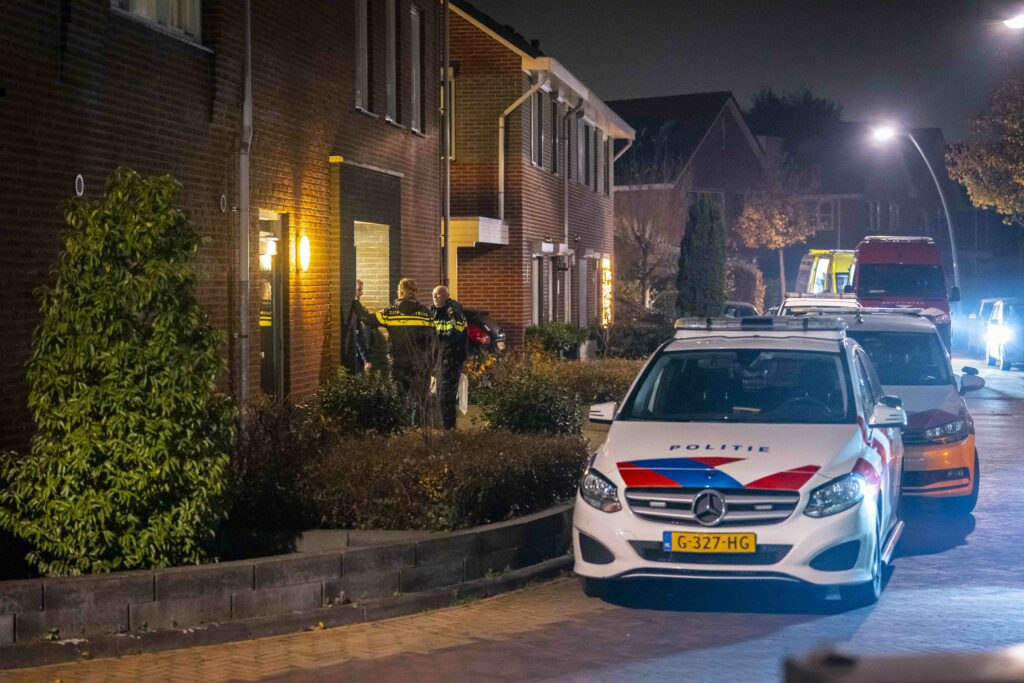 Bewoonster dood aangetroffen in woning, man zwaargewond aangehouden - 112 Nederland