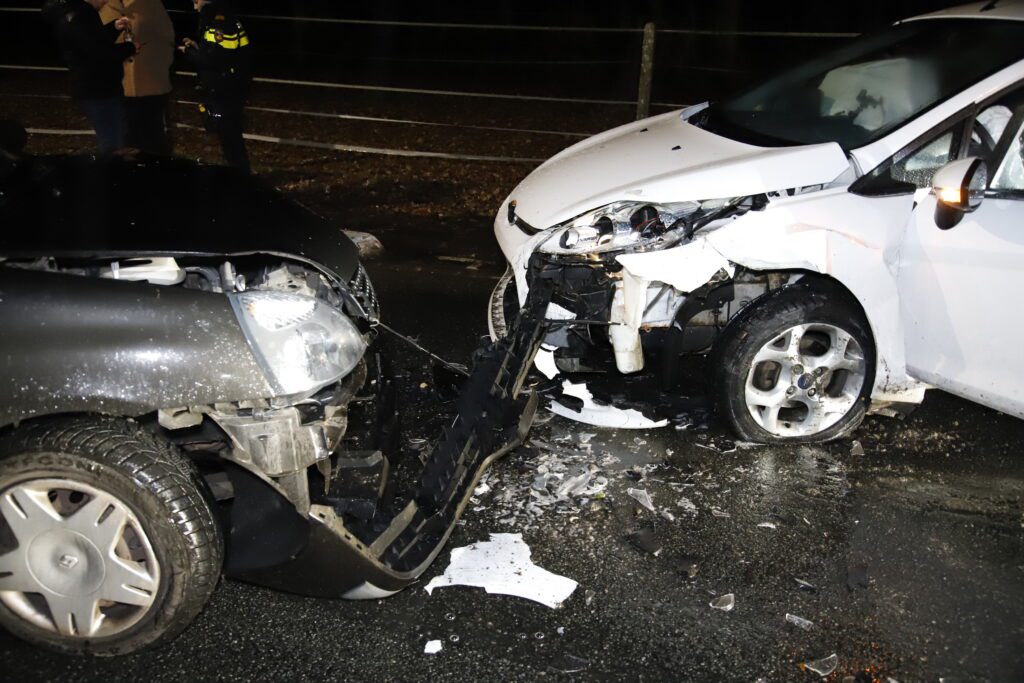 Twee auto’s komen frontaal in botsing, twee personen naar het ...