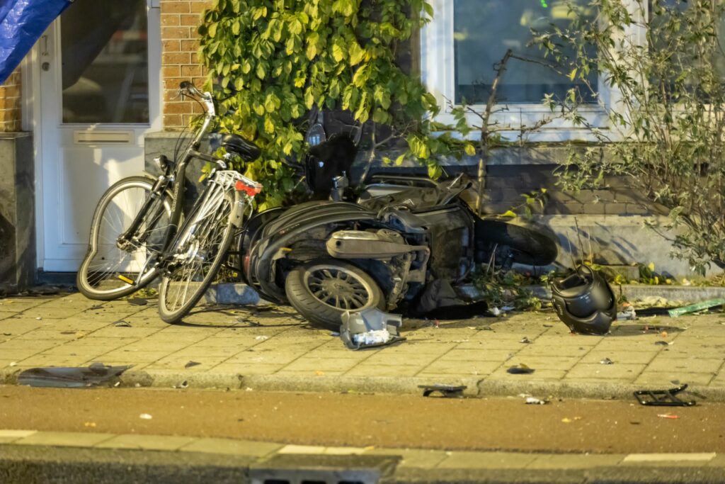 Automobilist doorgereden na ongeluk met dode en gewonde - 112 Nederland