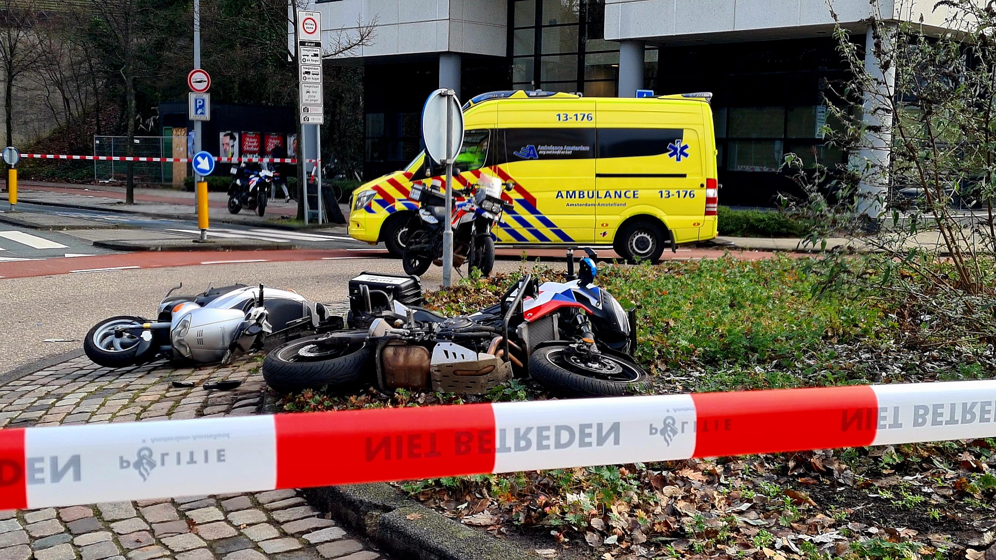 Motoragent en scooterrijder onderuit na achtervolging - 112 Nederland