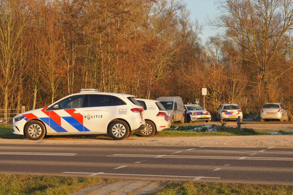 Dode aangetroffen nabij het water, politie doet onderzoek - 112 Nederland