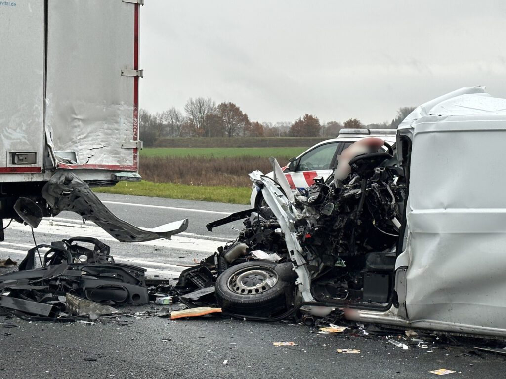 Bestuurder zwaargewond na heftige botsing, A59 dicht - 112 Nederland