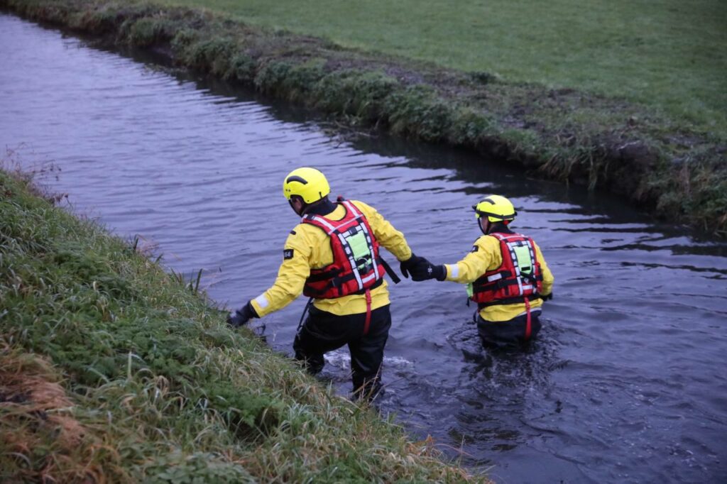 Hulpdiensten rukken groots uit vanwege fiets langs waterkant - 112 Nederland