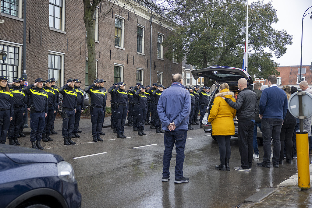 Politieagenten vormen erehaag voor overleden collega - 112 Nederland
