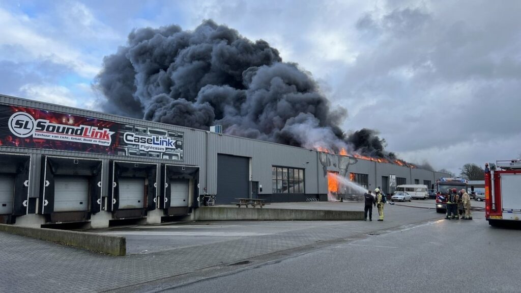 VIDEO: Uitslaande brand in bedrijfshal rookwolken van veraf te zien ...
