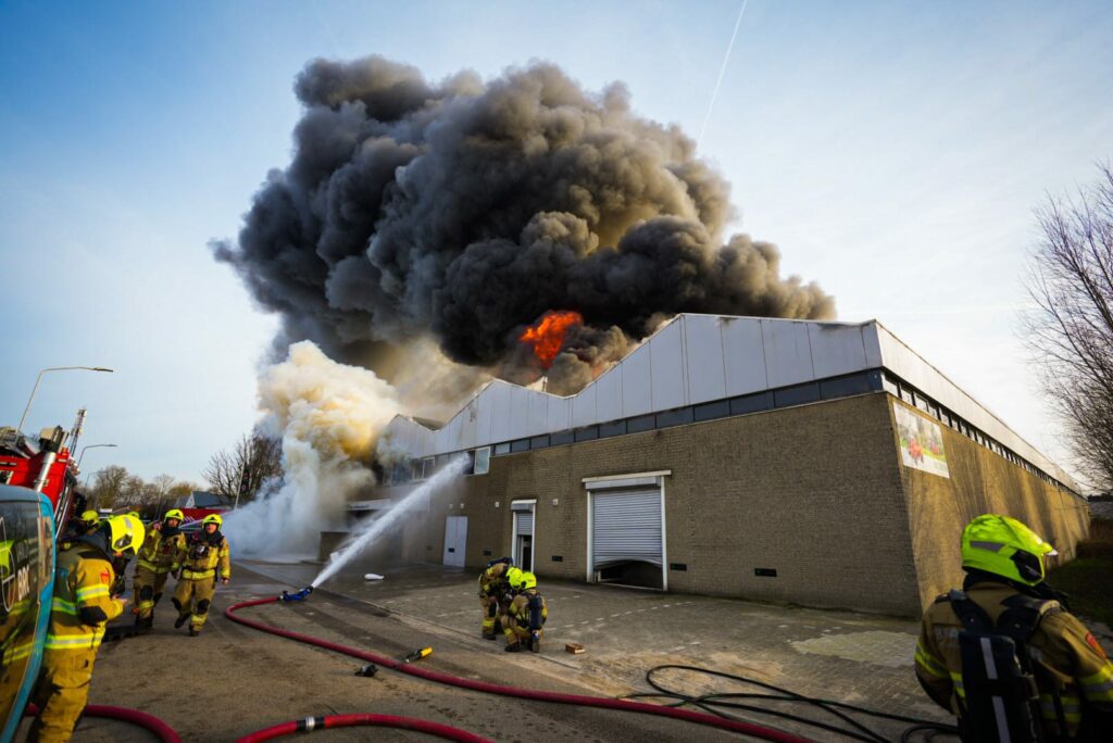 Grote uitslaande brand in bedrijfspand met tuin en parkmachines - 112 Nederland