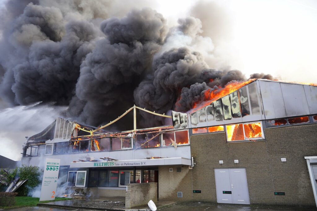 FOTO EN VIDEO UPDATE: Grip 1 zeer grote uitslaande brand bedrijfspand Heteren - 112 Nederland