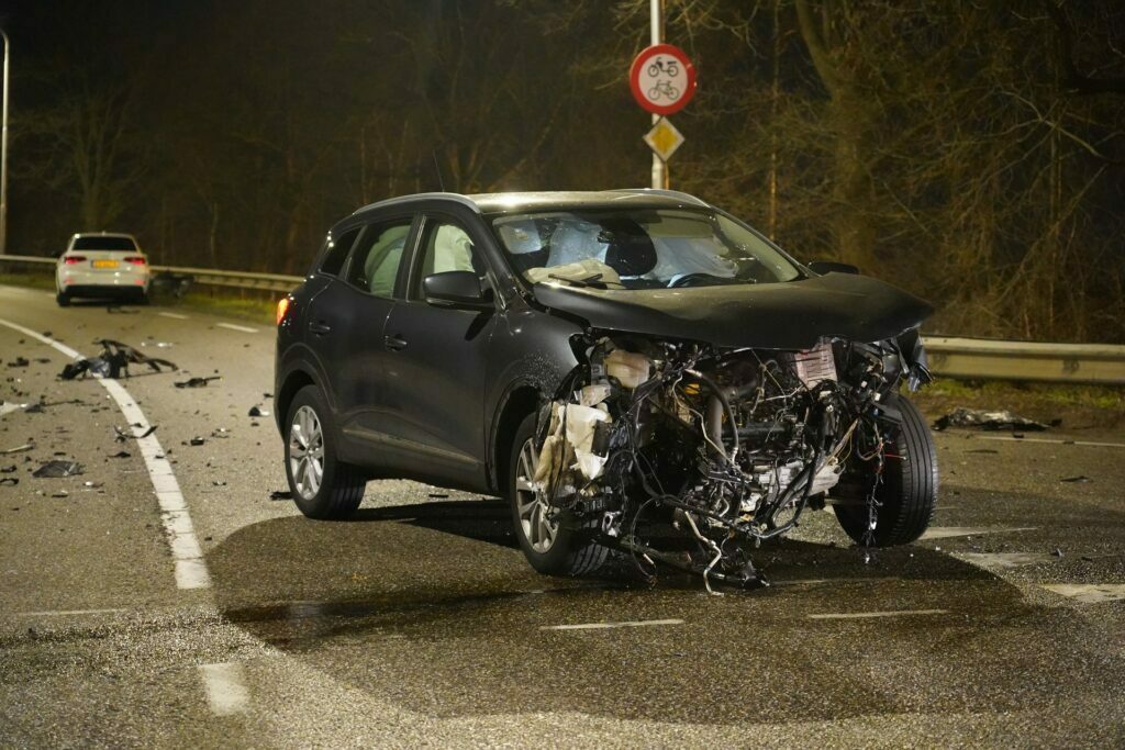 Auto’s raken total loss bij flink ongeluk op splitsing - 112 Nederland