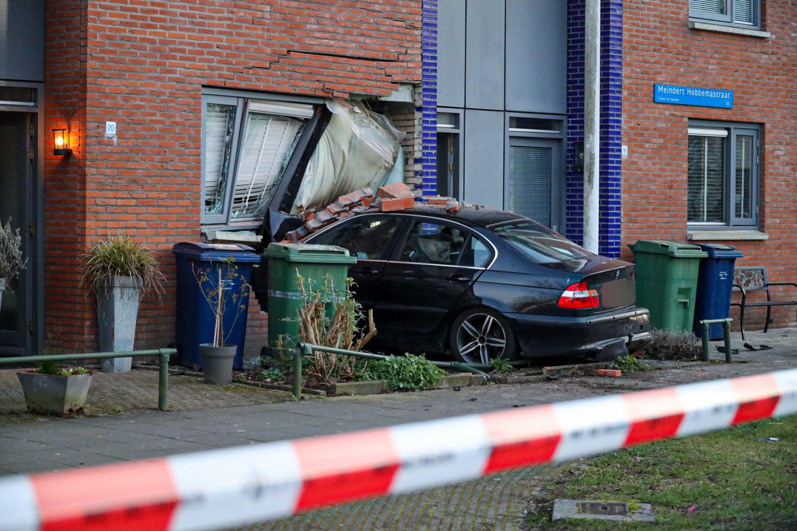 Auto rijdt woning binnen, bewoners komen met de schrik vrij - 112 Nederland