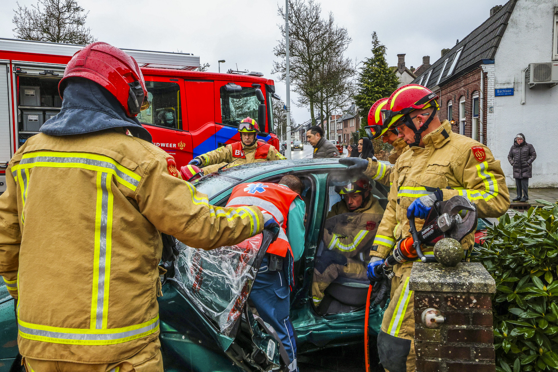 Vrouw door brandweer bevrijd uit auto na ongeval - 112 Nederland