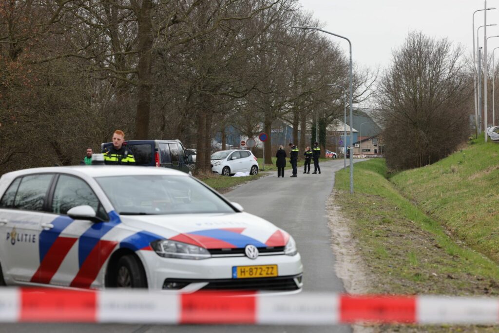 FOTO UPDATE Dode bij ongeval: auto frontaal tegen boom - 112 Nederland