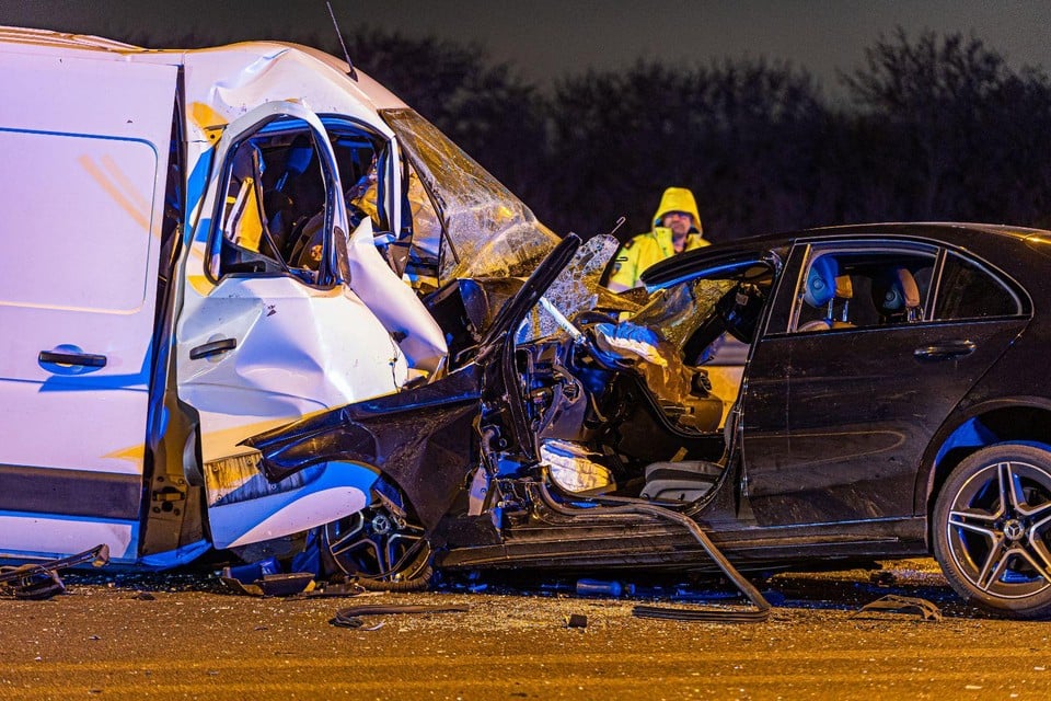 Spookrijder (32) zwaargewond door frontale botsing - 112 Nederland