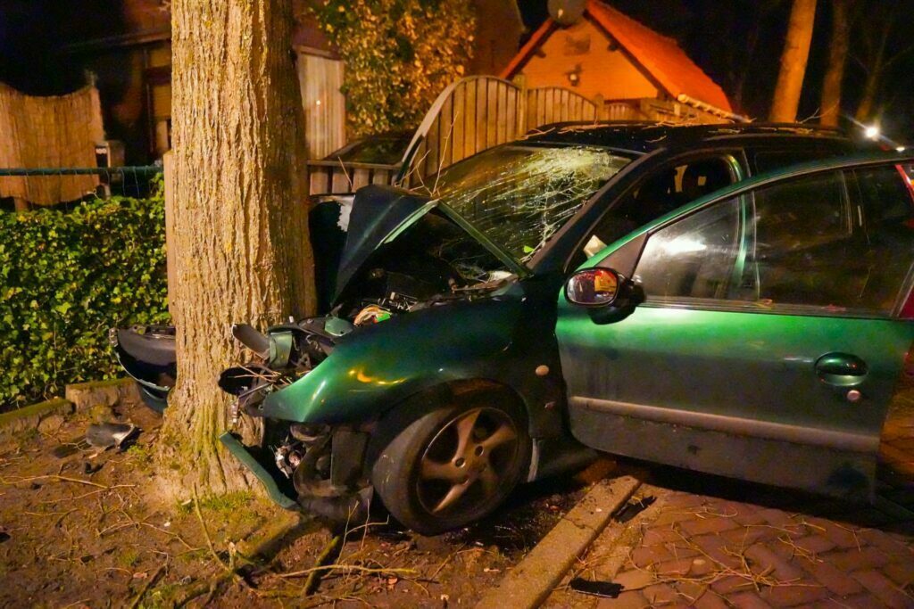 Auto botst frontaal op boom: man en vrouw gewond - 112 Nederland