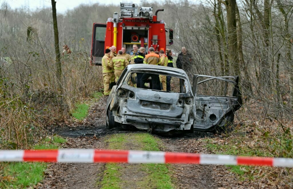 FOTO UPDATE: Dode aangetroffen in uitgebrande auto midden in het bos - 112 Nederland