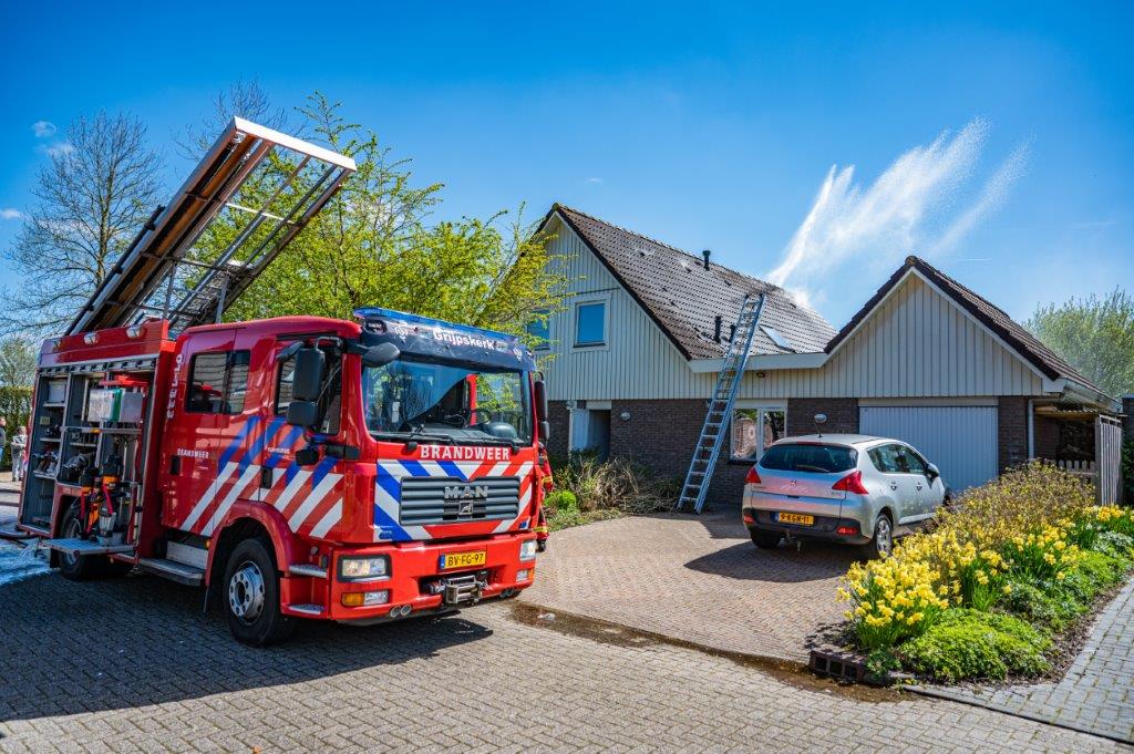 Brandweer voorkomt erger door snelle inzet bij dak brand - 112 Nederland