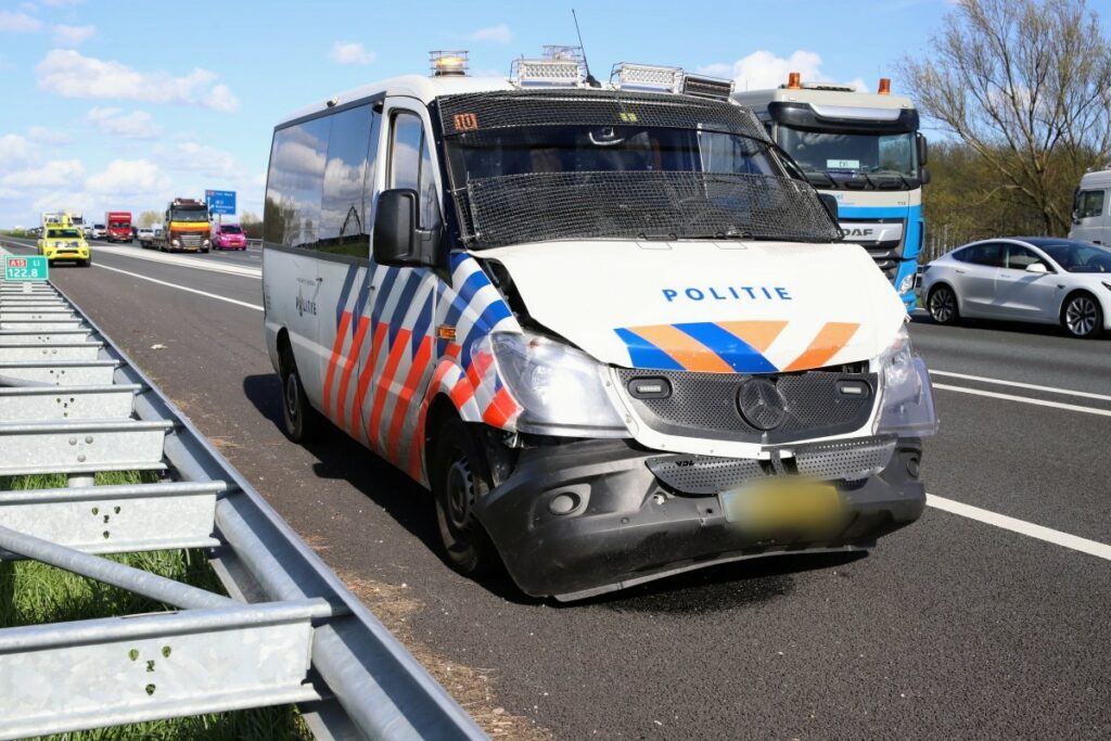 Mobiele Eenheid bussen komen in file terecht en botsen op elkaar - 112 ...