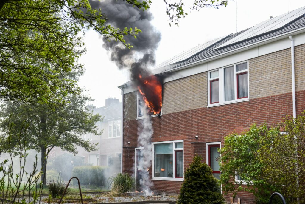 Felle uitslaande brand verwoest woning - 112 Nederland