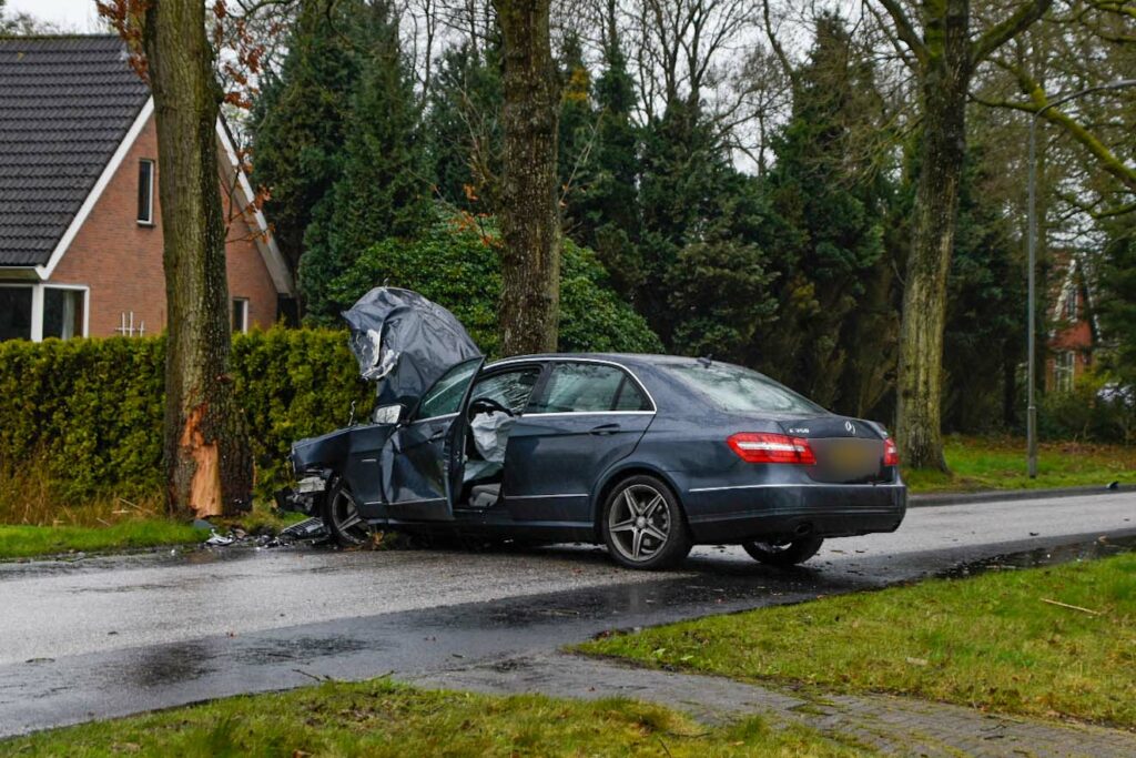 Automobilist zwaargewond bij botsing tegen boom in Nieuw-Roden