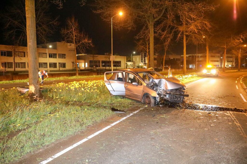 Auto botst tegen boom, vier gewonden - 112 Nederland