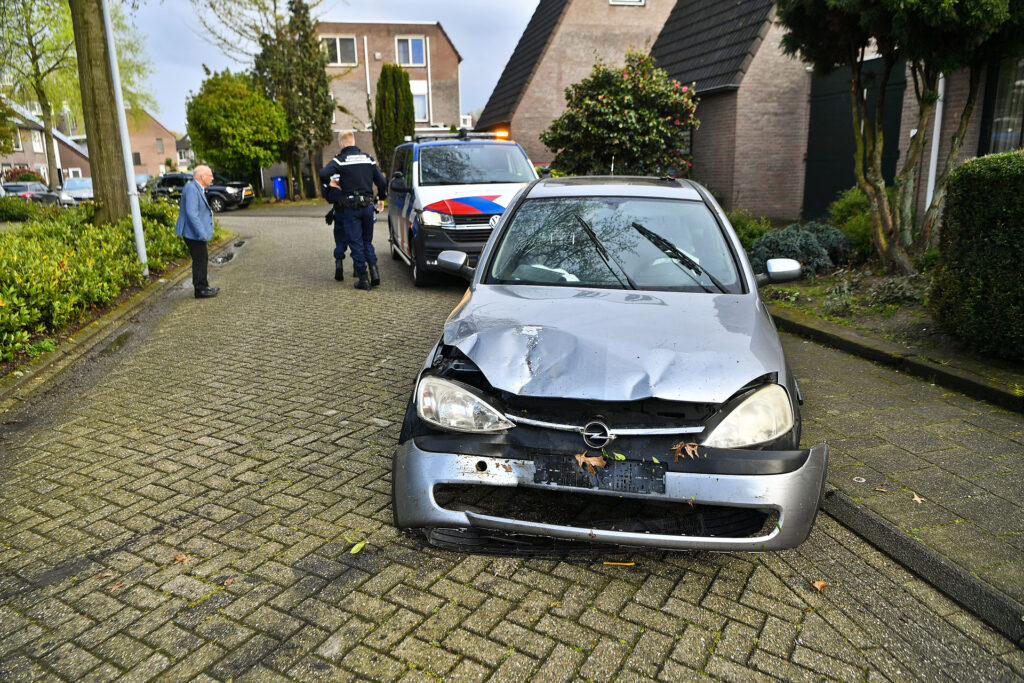Dronken man rijdt zijn auto kapot in woonwijk - 112 Nederland
