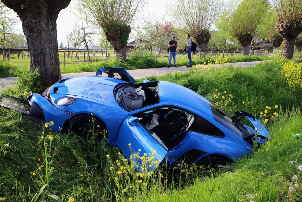 Porsche ter waarde van 275.000 euro total loss na crash tegen boom ...