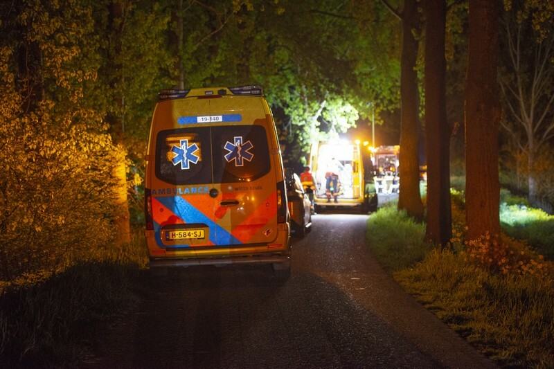 Automobilist dood na botsing tegen boom - 112 Nederland