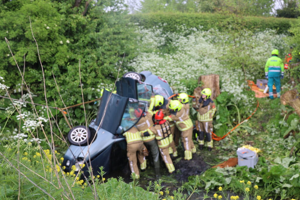Automobilist zwaargewond na crash in sloot - 112 Nederland