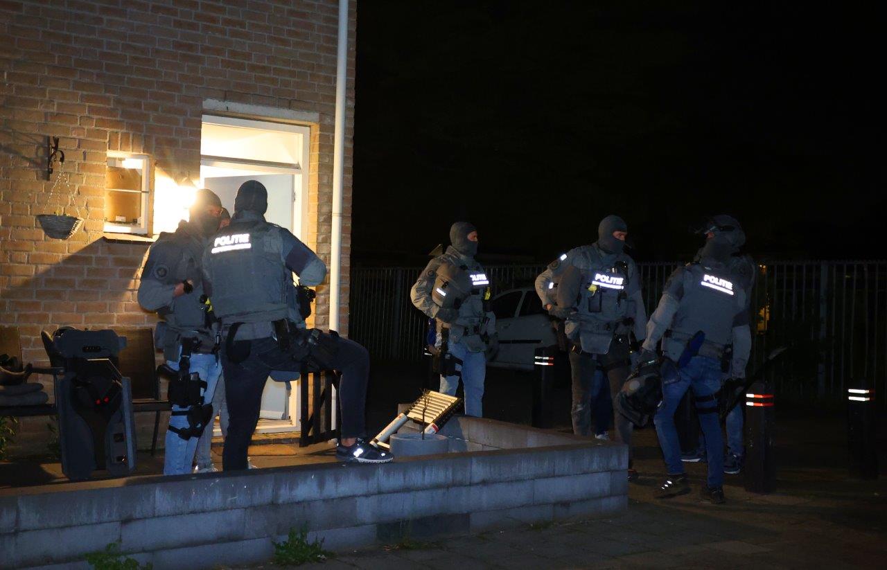 Arrestatieteam valt huis binnen na melding van huiselijk geweld - 112 ...