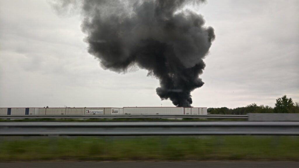 UPDATE: Bedrijfspanden op industrieterrein verwoest door grote brand ...
