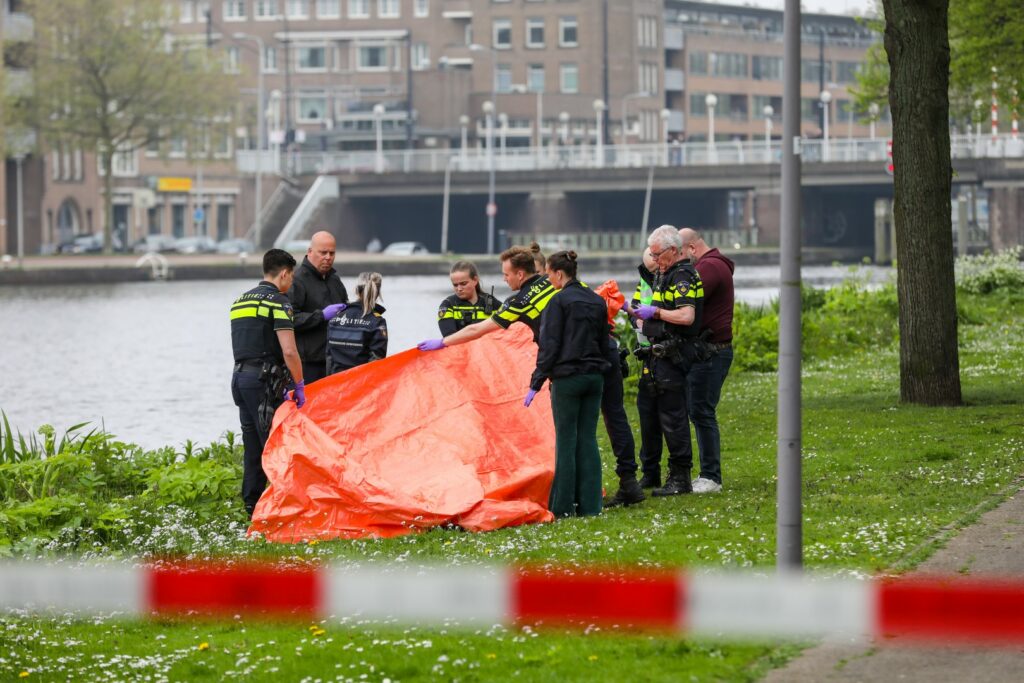 Dode gevonden in het water, politie stelt onderzoek in - 112 Nederland
