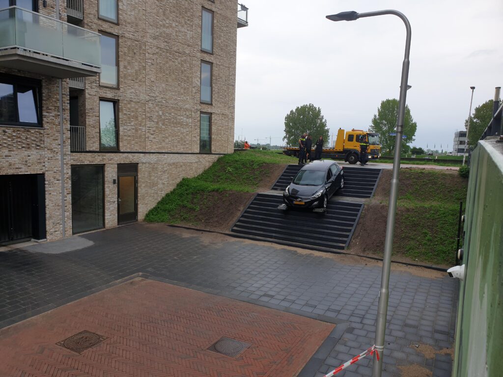Auto rijdt van trap af en komt vast te zitten - 112 Nederland