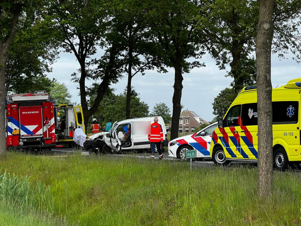 Zwaargewonde na crash tegen boom - 112 Nederland