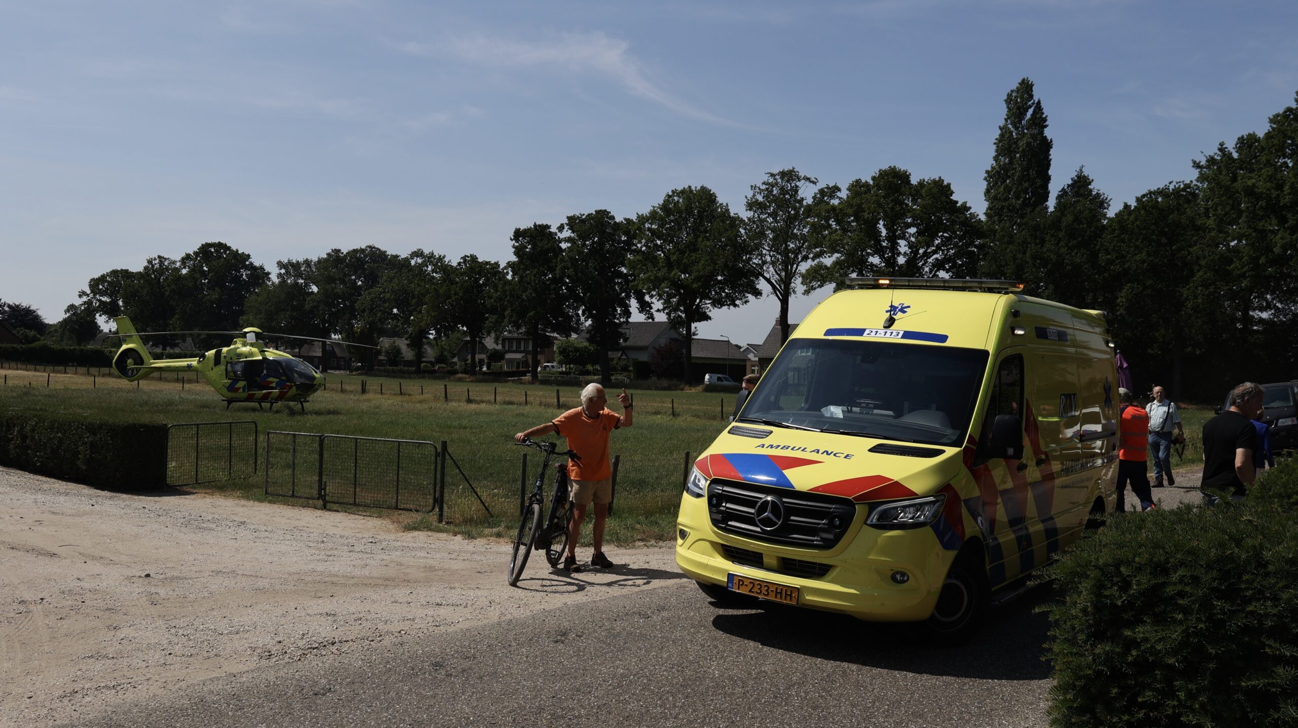 Vrouw zwaargewond na val in wegverzakking - 112 Nederland