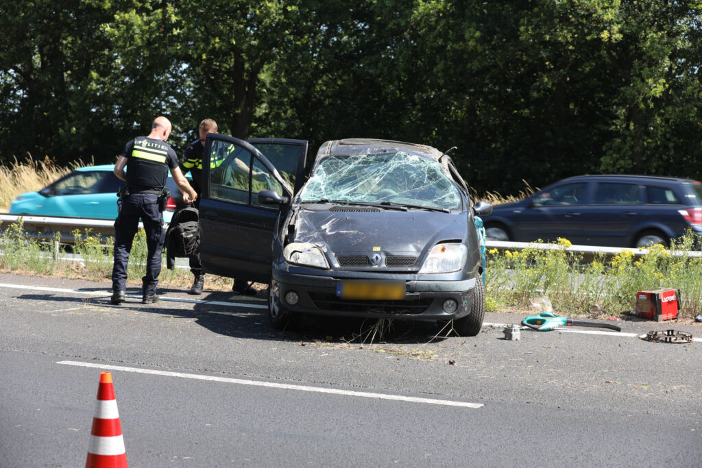 Automobilist valt in slaap en slaat over de kop - 112 Nederland