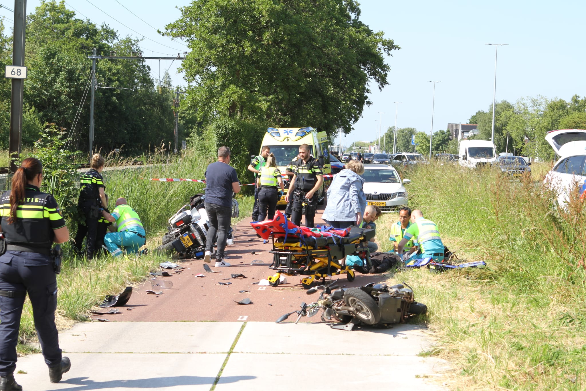 Motoragent en scooterrijder gewond bij frontale botsing - 112 Nederland