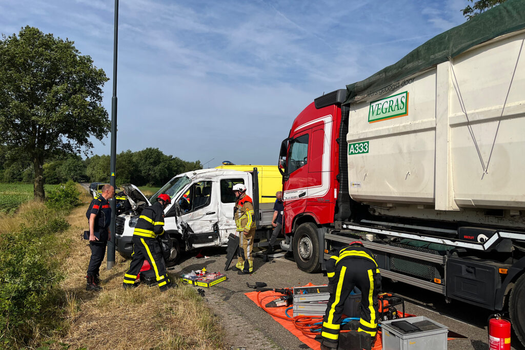 Zwaargewonde bij botsing tussen busje en vrachtwagen - 112 Nederland