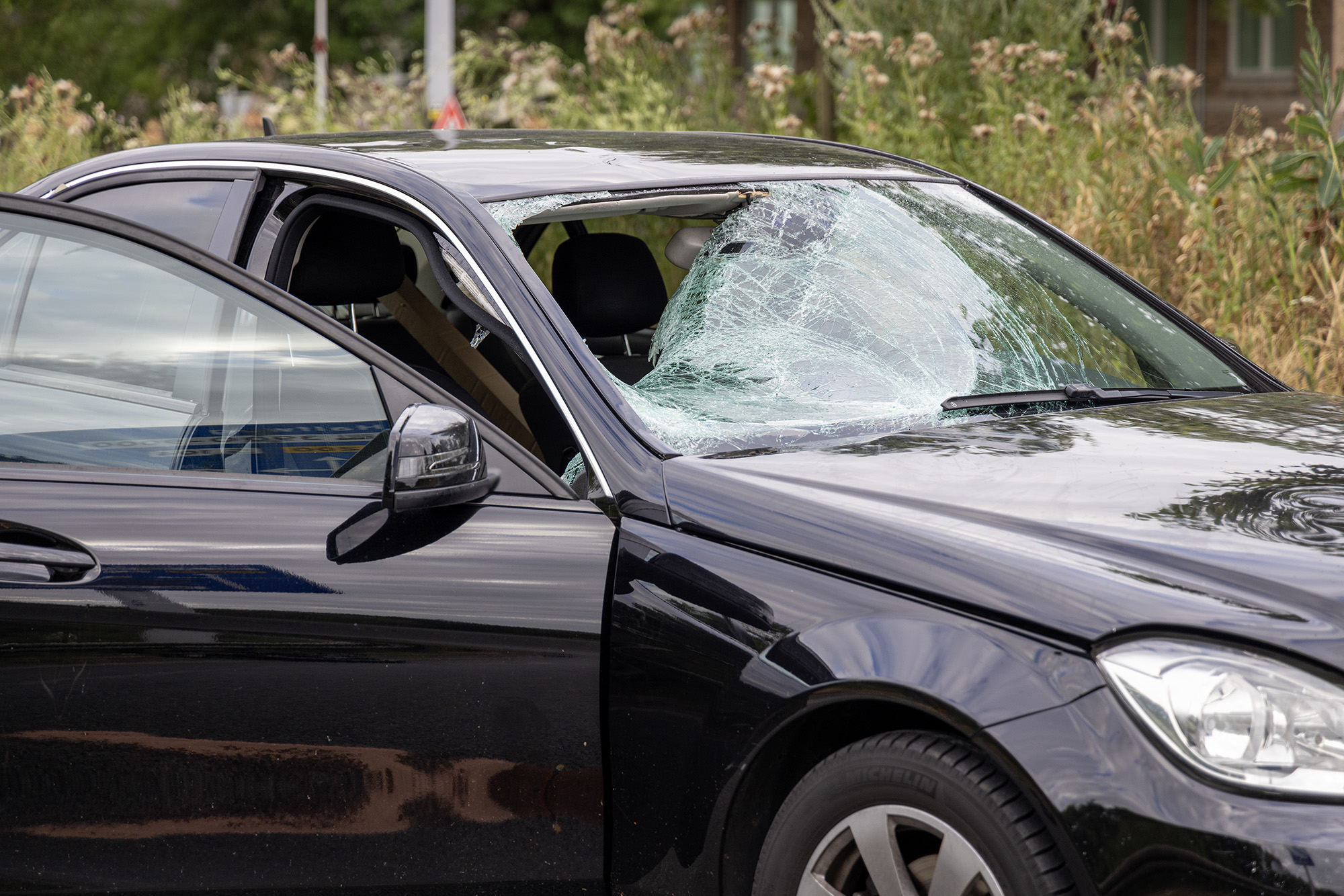 VIDEO: Fatbiker zit vastgeklemd in auto voorraam na ernstig ongeval ...