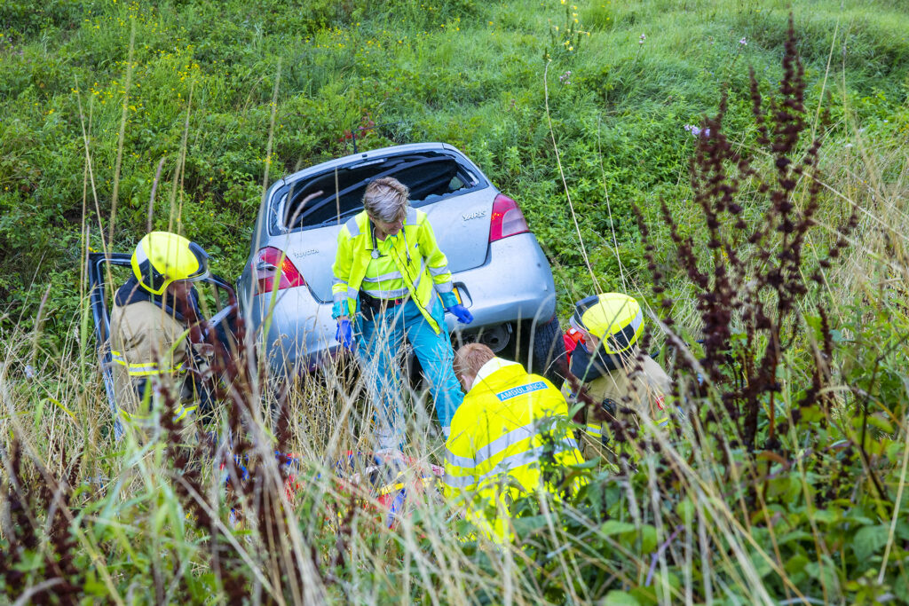 Auto belandt onderaan talud op A59 - 112 Nederland