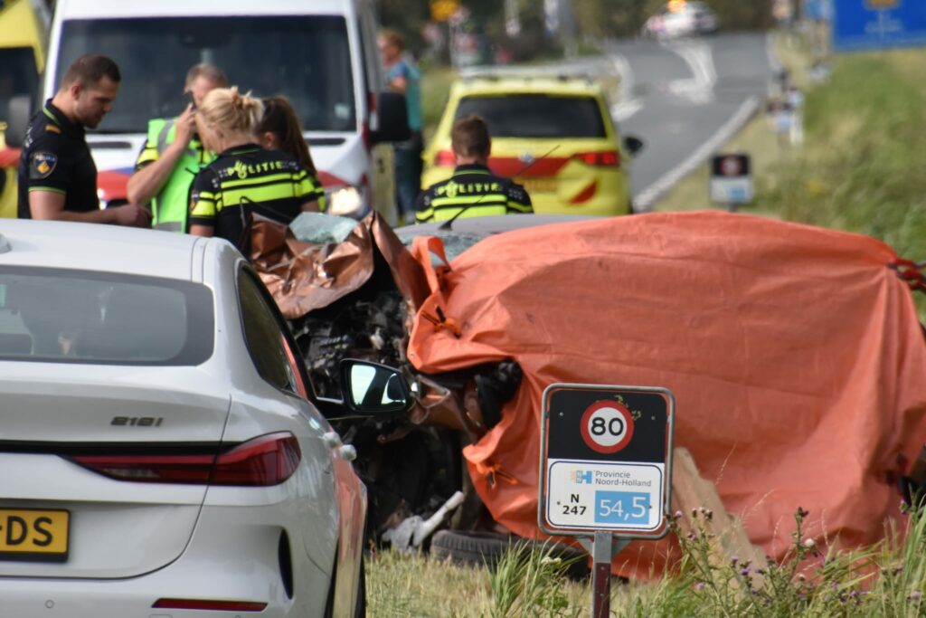UPDATE: Dode en twee zwaargewonden bij frontale botsing beruchte weg - 112 Nederland